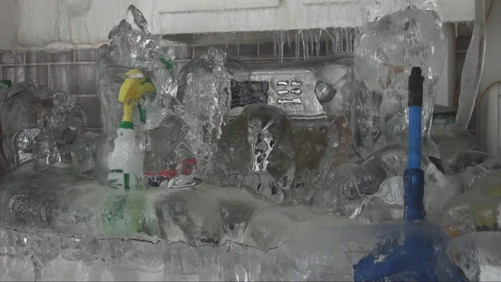 Chủ khóc ròng khi thấy nhà thành lâu đài băng do người thuê tiết kiệm điện