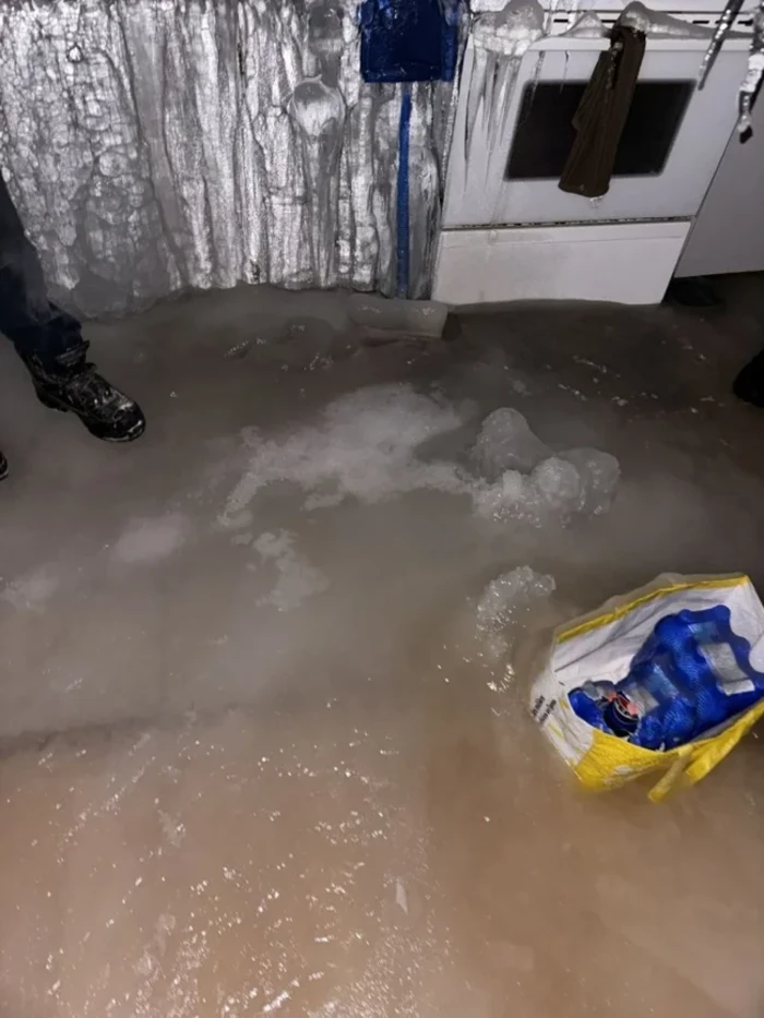 Chủ khóc ròng khi thấy nhà thành lâu đài băng do người thuê tiết kiệm điện