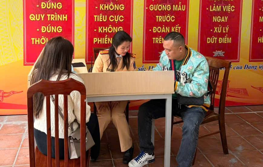 Tài xế xe Ford Territory bị bụi bẩn che kín biển số nhận sai, chịu phạt ...