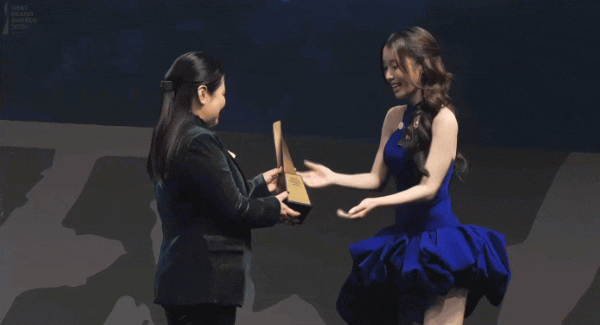 Ca sĩ người Hàn hát tiếng Việt vừa ẵm cúp quốc tế: Visual sáng bừng