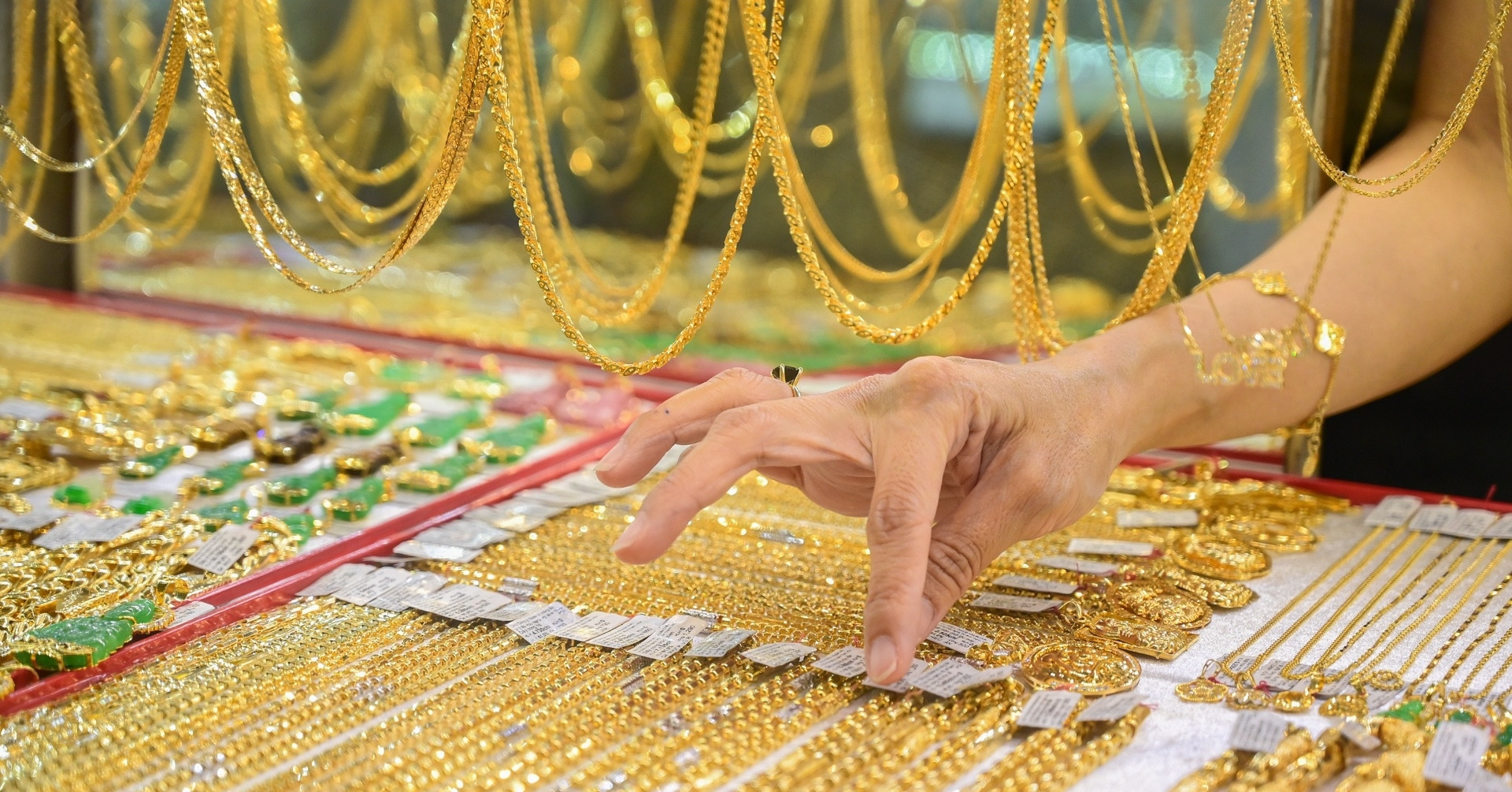 Giá vàng lao dốc dữ dội: Nhà đầu tư xả ‘vàng giấy’, dân âm thầm vét ...