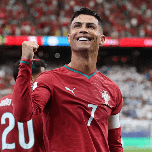 Cristiano Ronaldo dập tắt mọi chỉ trích, lập kỳ tích chưa từng có ở ...